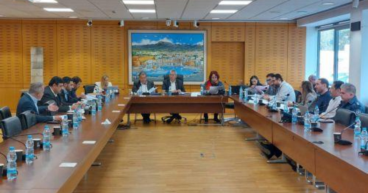 Κυρτώματα και βανδαλισμούς σε πινακίδες εξέτασε η Επιτροπή Μεταφορών ...