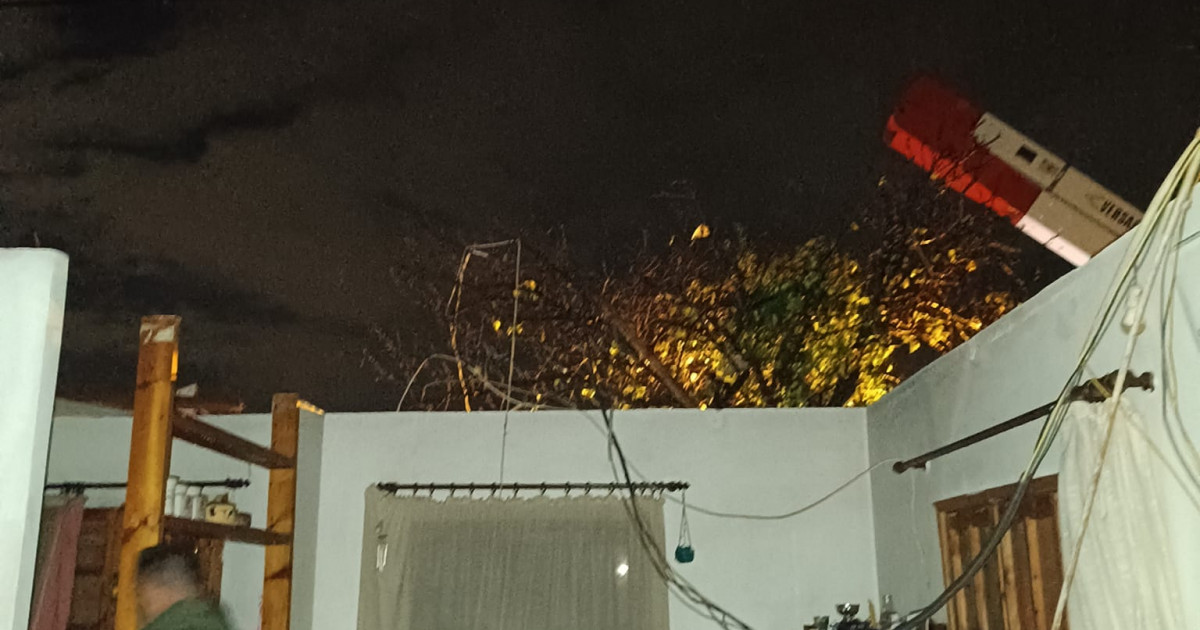 Απίστευτο σκηνικό στη Βάρη: Ανεμοστρόβιλος «σήκωσε» ολόκληρη στέγη ...