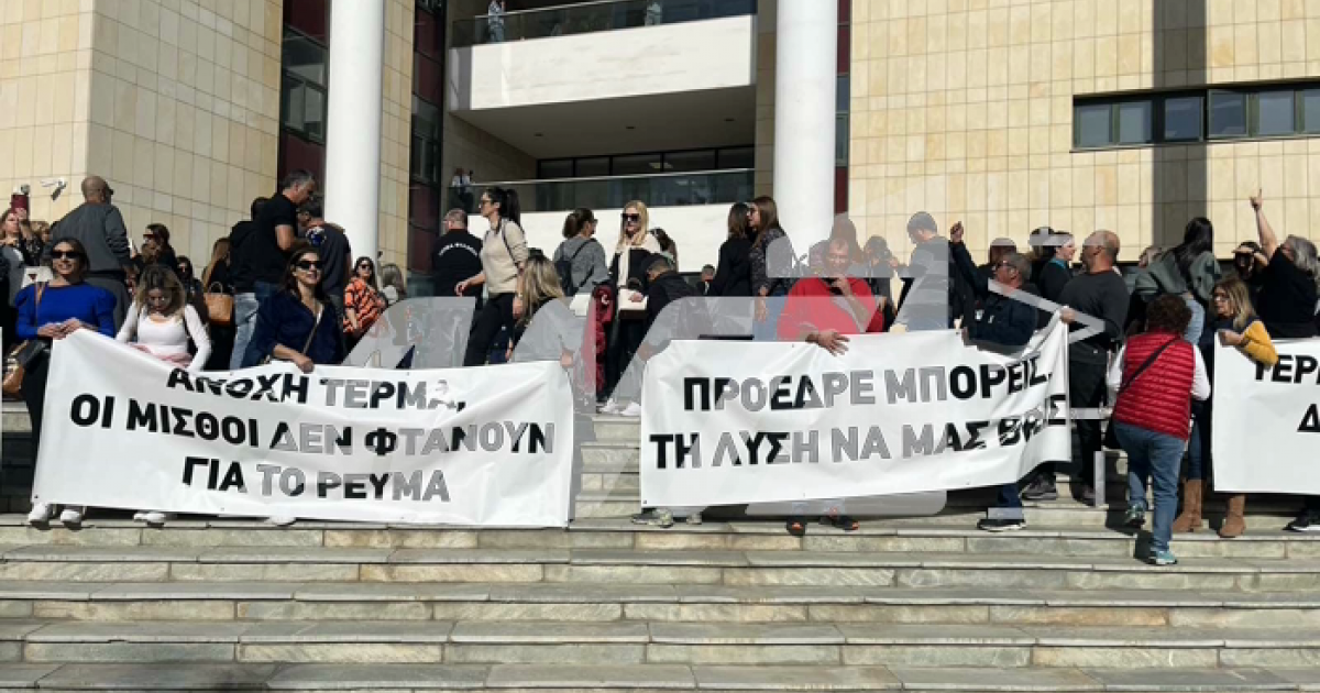 Διαμαρτυρία χαμηλόμισθων δημοσίου έξω από το Προεδρικό και το Υπουργείο ...