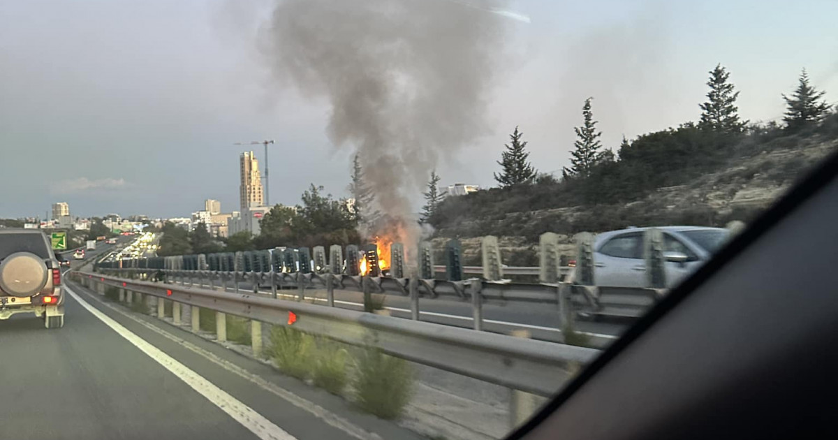 Στις φλόγες τυλίχθηκε όχημα στον αυτοκινητόδρομο (ΦΩΤΟ) | Ant1 Live