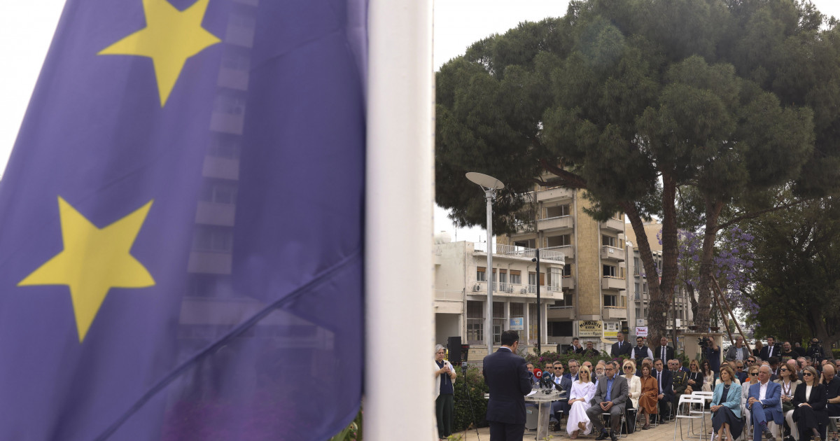 Πραγματοποιήθηκε η έπαρση της σημαίας ΕΕ για την Ημέρα της Ευρώπης στην ...