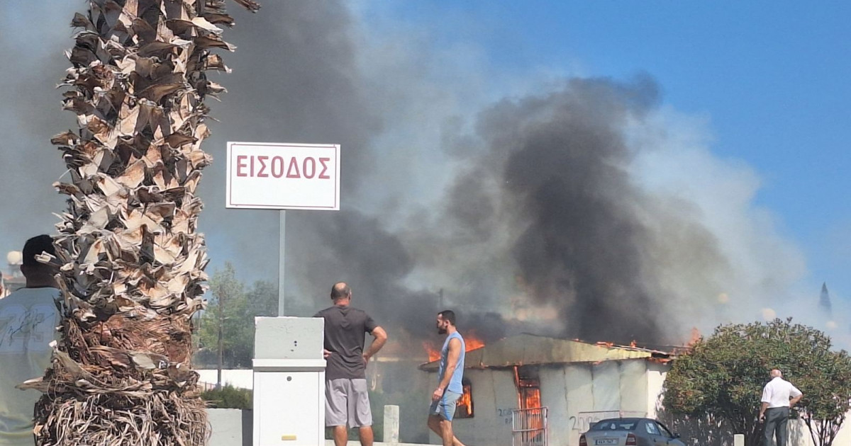Πυρκαγιά σε εγκαταλελειμμένο λυόμενο στα Πάνω Πολεμίδια (ΦΩΤΟ-ΒΙΝΤΕΟ ...