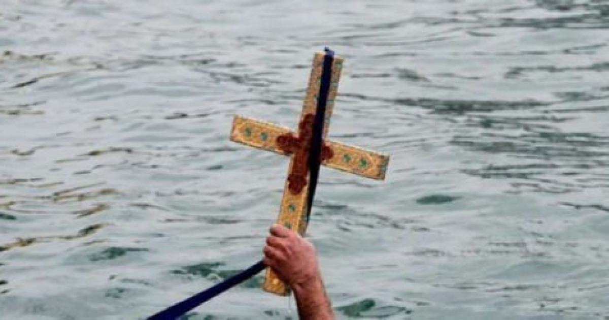 Απίστευτα πράγματα στη Λεμεσό: Βούτηξε στην θάλασσα πήρε τον σταυρό και ...