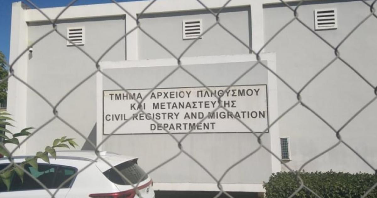 Τ/κ εξασφάλισε πέντε διαβατήρια/ταυτότητες με πέντε φωτογραφίες ...