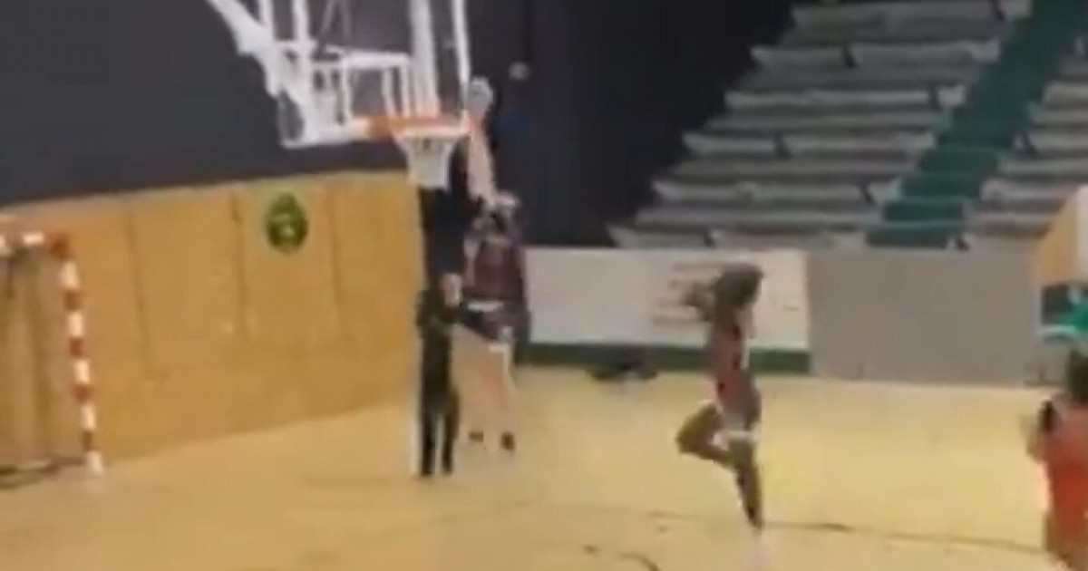 17χρονη πρόσφερε το highlight της χρονιάς με απίστευτο κάρφωμα (ΒΙΝΤΕΟ ...