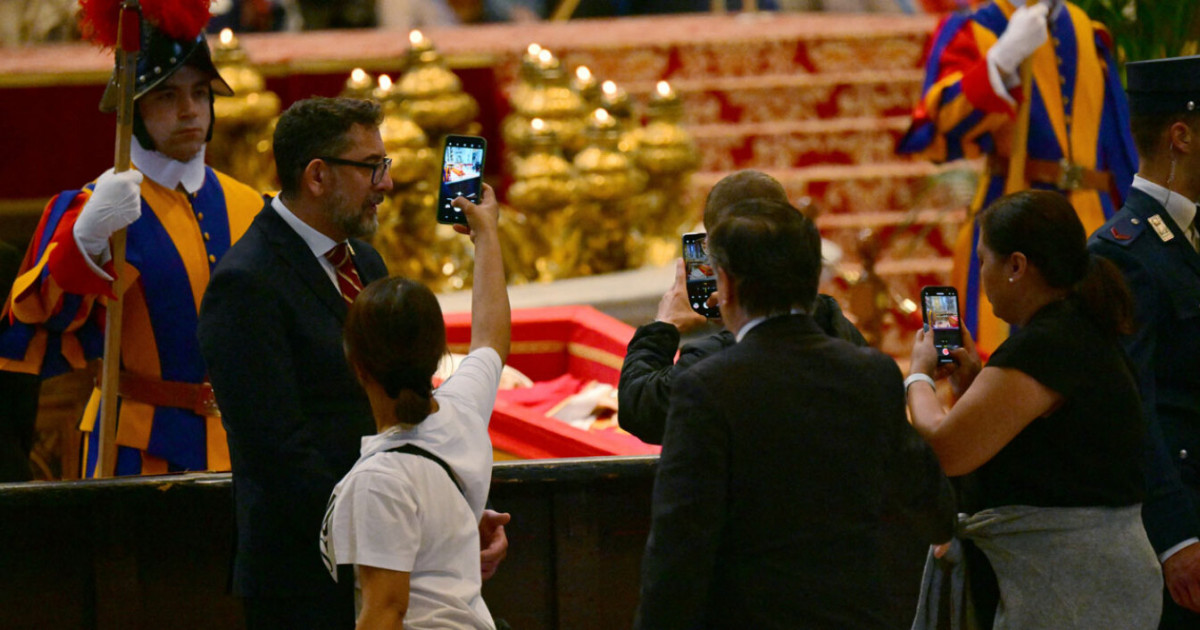 Το πένθος ως θέαμα: Βγάζουν selfies δίπλα στο φέρετρο του Πάπα (Εικόνες ...
