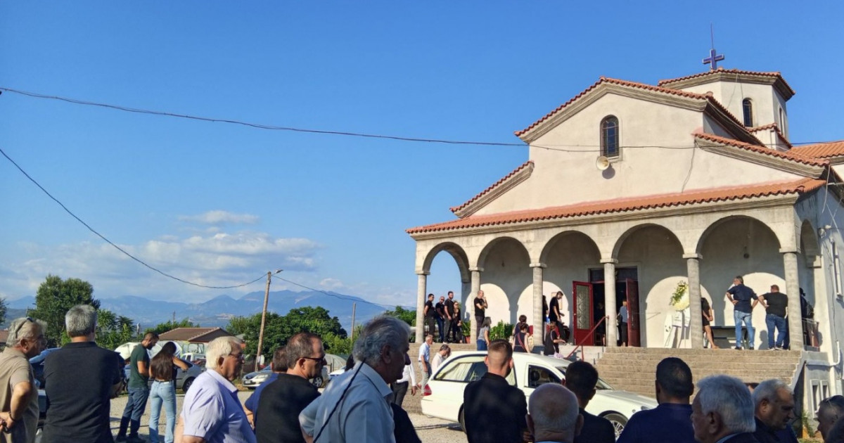 Θρήνος στην κηδεία της 2χρονης που παρασύρθηκε από το όχημα του πατέρα ...