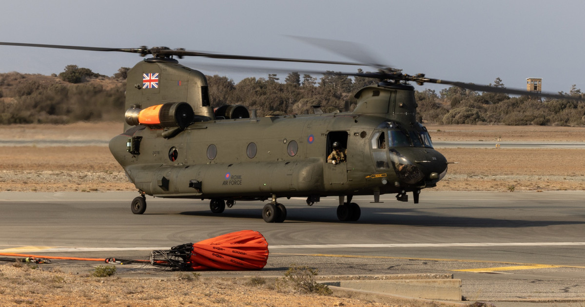 Στήριξη από τις Βρετανικές Βάσεις – Chinook της RAF στη μάχη με τις ...