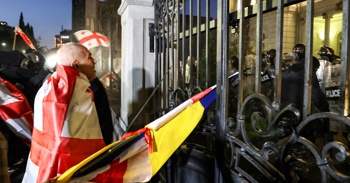 Χάος στη Γεωργία: Διαδηλωτές επιχείρησαν να εισβάλουν στο προεδρικό ...