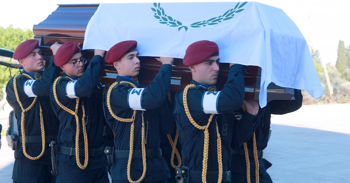 Σε λαϊκό προσκύνημα η σορός του Γ. Βασιλείου - Άνοιξε το βιβλίο ...